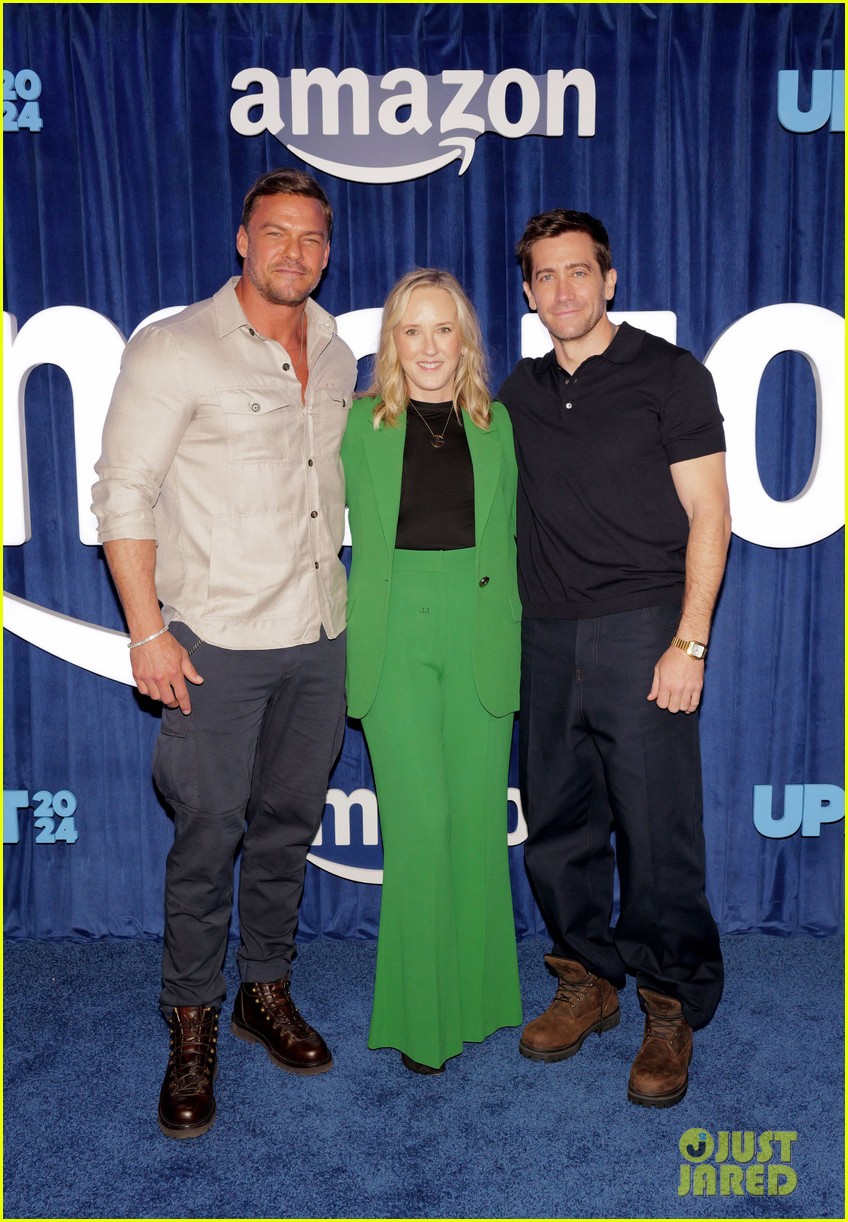 Jake Gyllenhaal & Alan Ritchson Buddy Up While Promoting Projects at ...