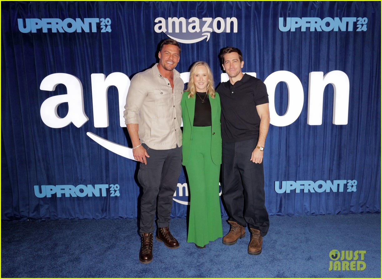Jake Gyllenhaal & Alan Ritchson Buddy Up While Promoting Projects at ...