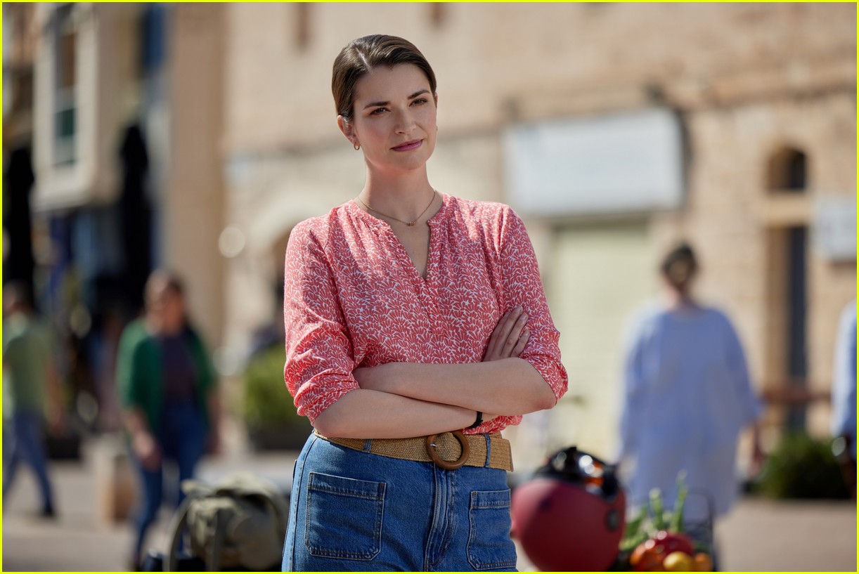 'For Love & Honey' - Cast & Behind-the-Scenes Photos Revealed for ...