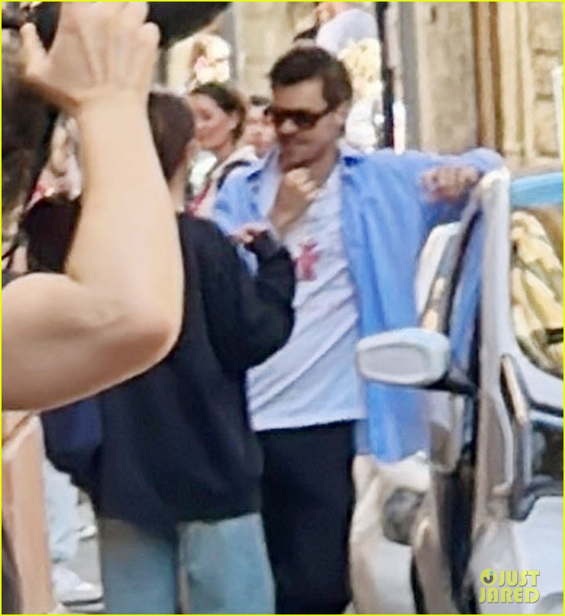 Harry Styles Enjoys Day Out with Friends While Vacationing in Italy ...