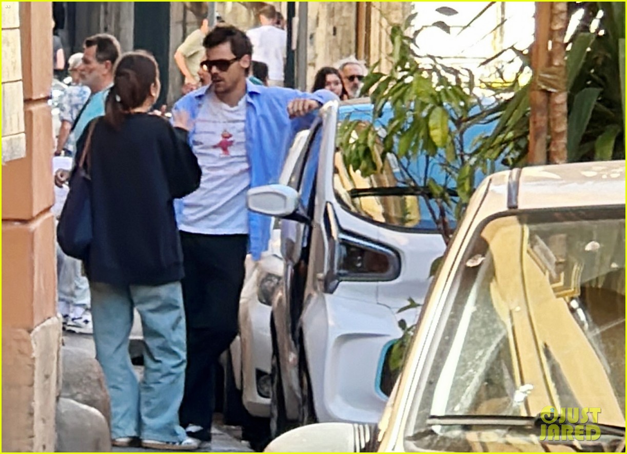 Harry Styles Enjoys Day Out with Friends While Vacationing in Italy ...