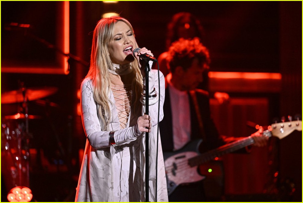 Kate Hudson Makes TV Performance Debut on 'Fallon,' Teases a Potential ...