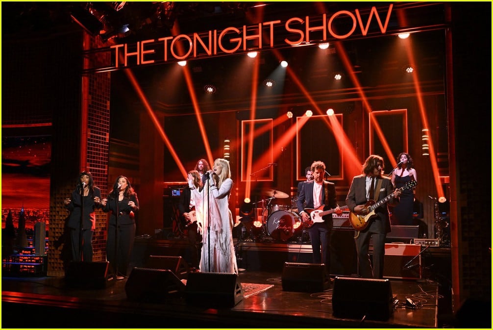 Kate Hudson Makes TV Performance Debut on 'Fallon,' Teases a Potential ...