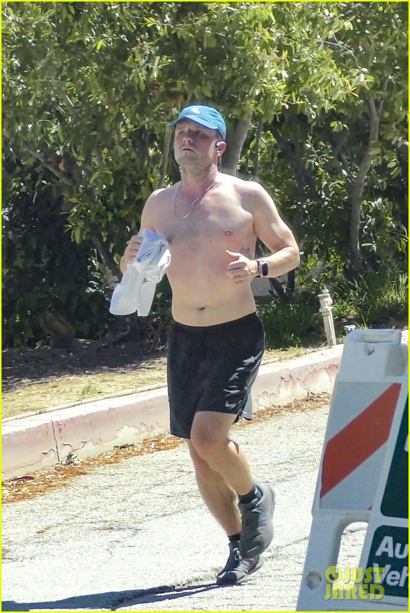 Josh Hutcherson Goes Shirtless for Run Around L.A.: Photo 5037062 | Josh Hutcherson, Shirtless ...