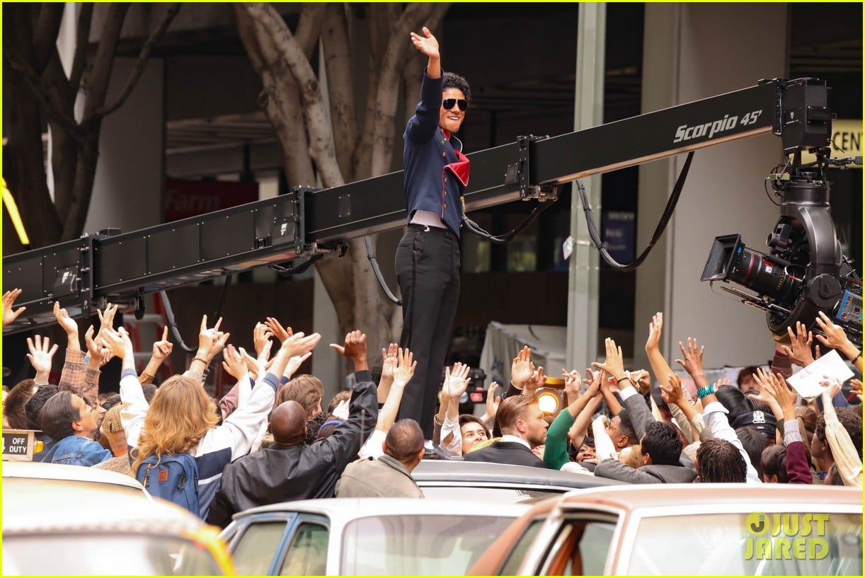 Jaafar Jackson Embodies Uncle Michael Jackson, Climbs On Top of Car ...