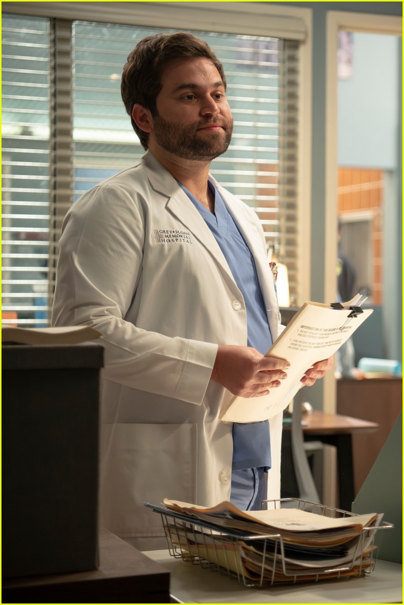 Jake Borelli to Leave 'Grey's Anatomy' Next Season, Reason for Big Cast ...