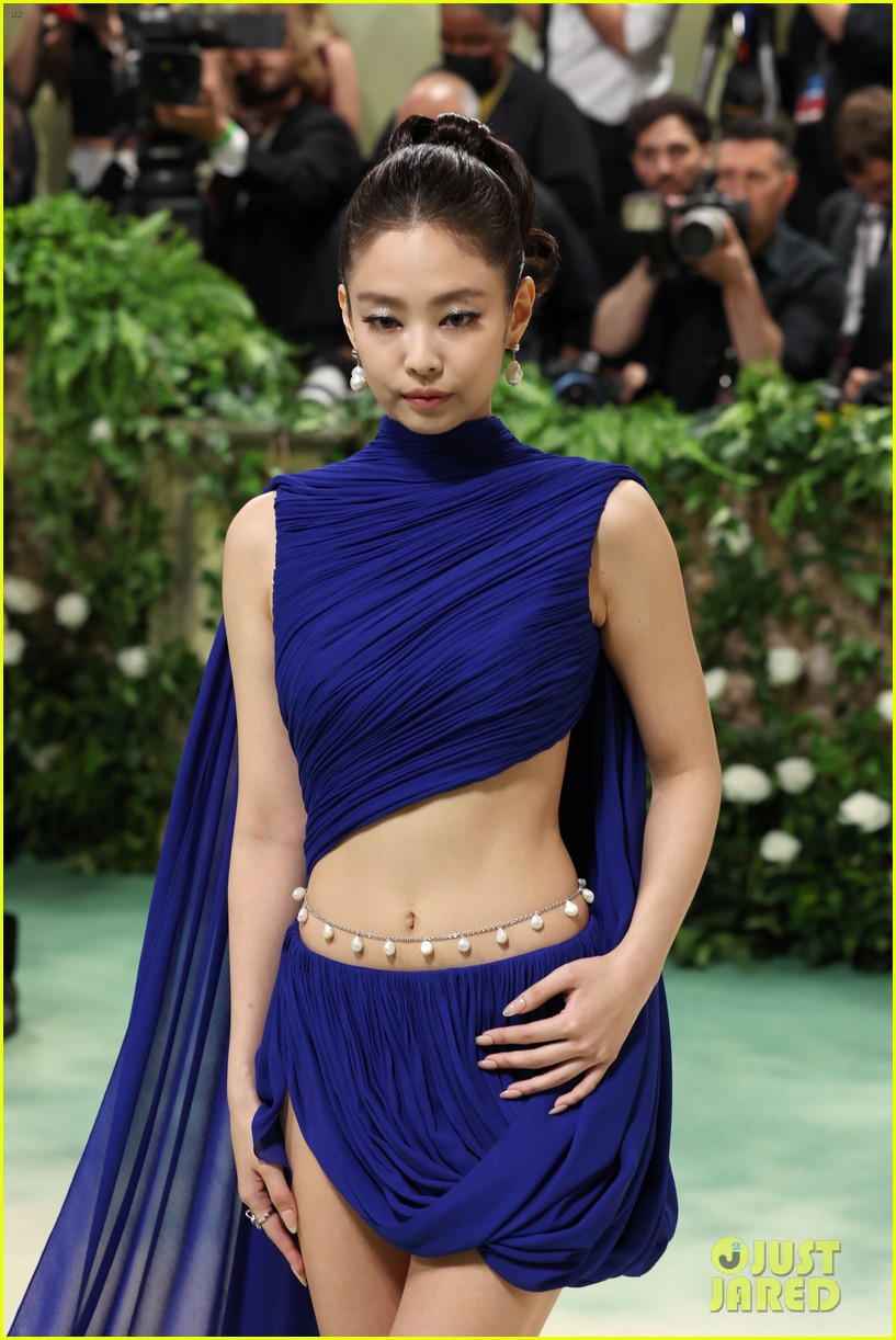 BLACKPINK's Jennie's Sparkly Eyeshadow Shines at Met Gala 2024: Photo 5037717 | Photos | Just ...