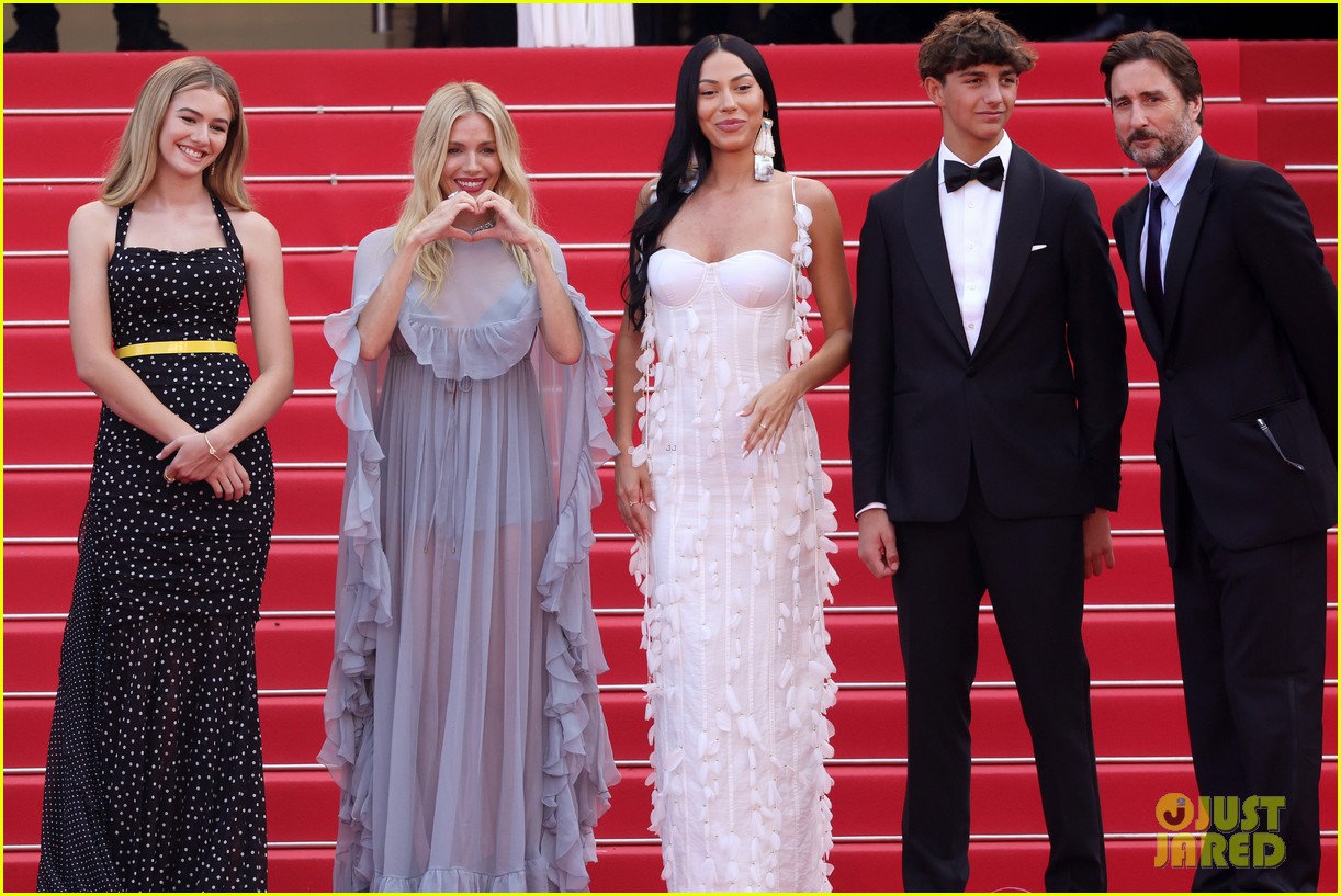 Kevin Costner & Sienna Miller Bring Their Families to 'Horizon ...