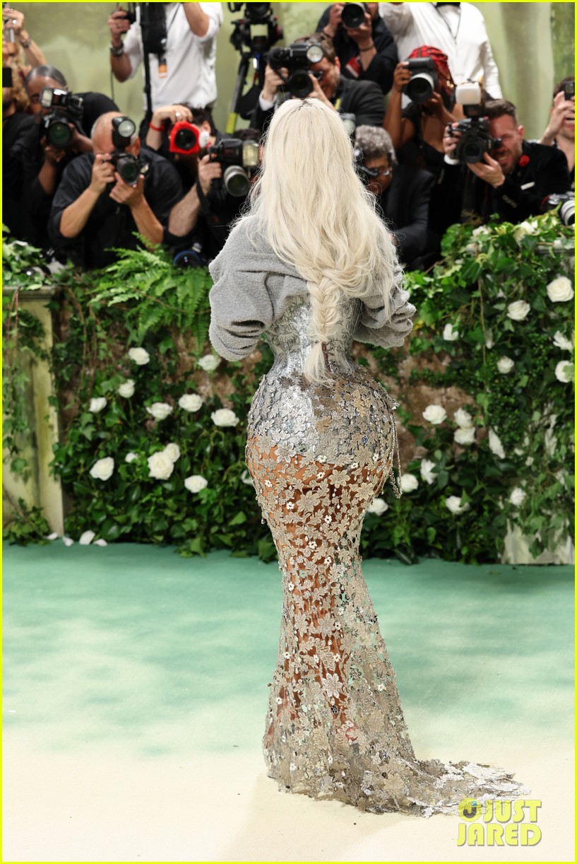 Kim Kardashian Reveals Reason Why She Could Barely Walk at Met Gala ...