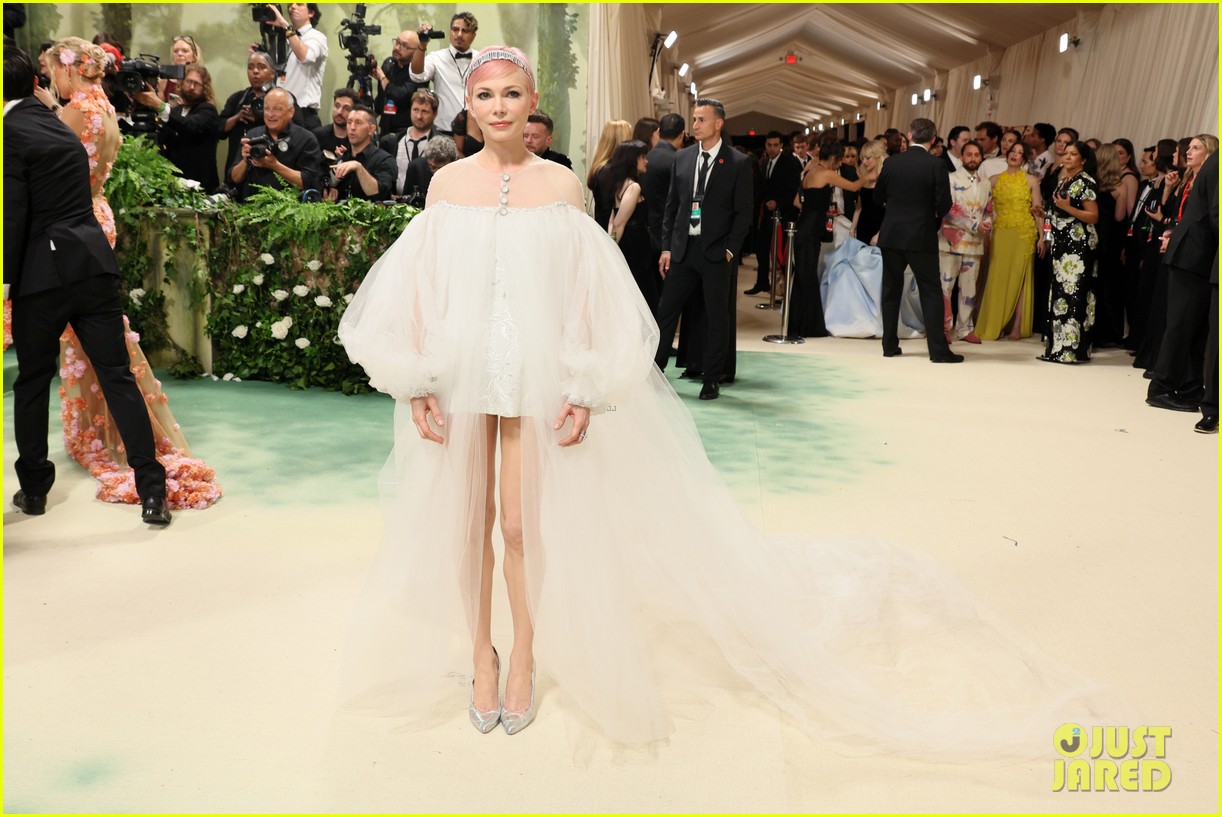 Michelle Williams Debuts New Bright Pink Hair on Met Gala 2024 Red ...