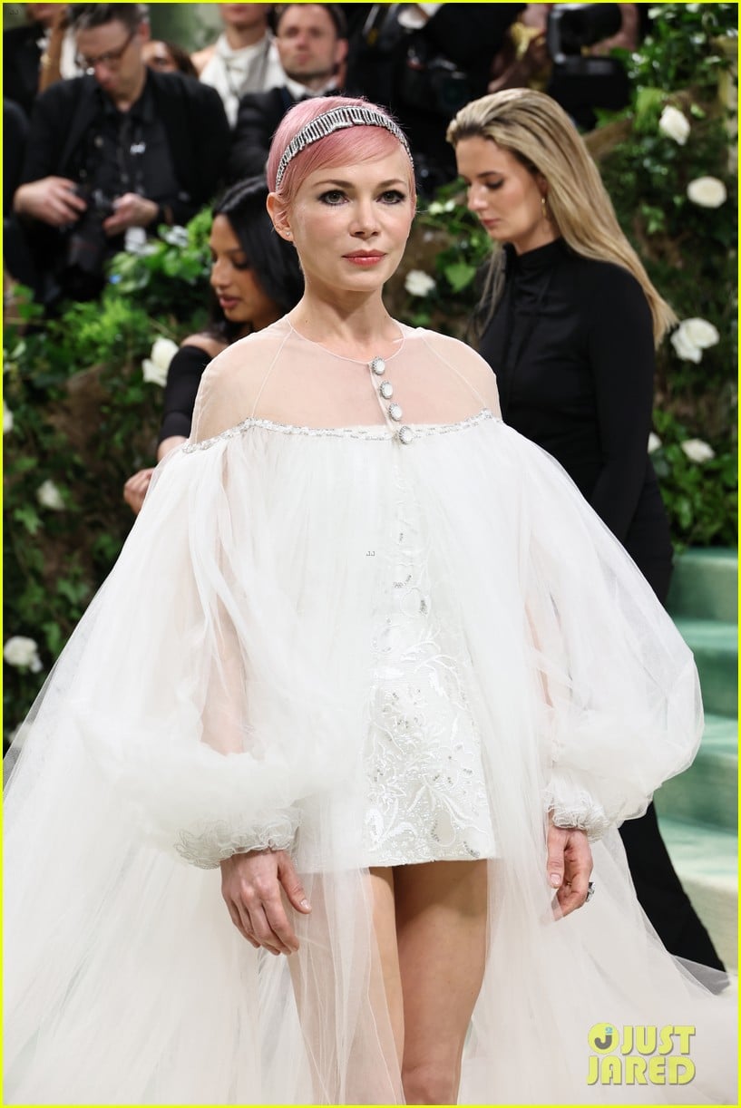 Michelle Williams Debuts New Bright Pink Hair on Met Gala 2024 Red Carpet!: Photo 5038317 ...