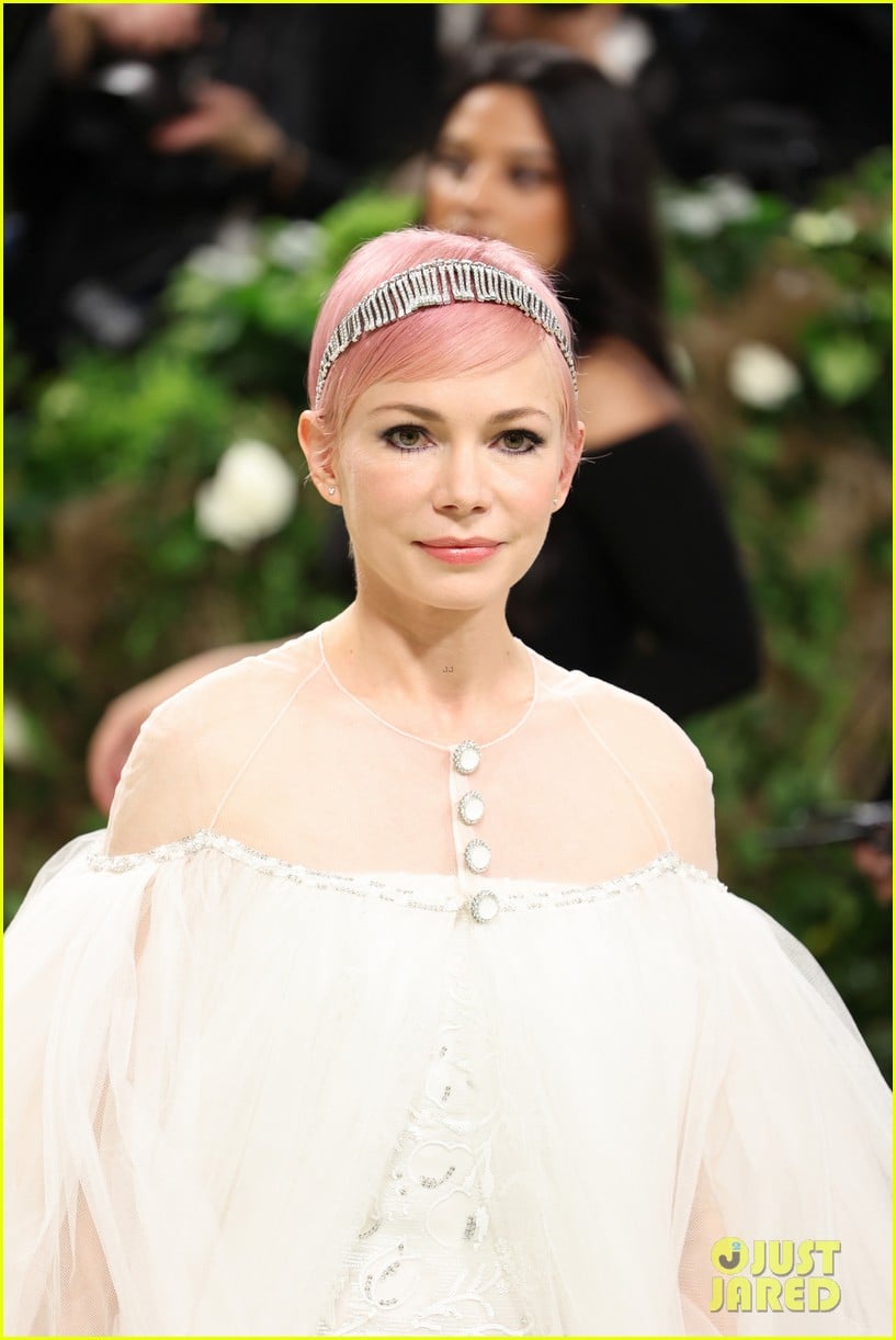 Michelle Williams Debuts New Bright Pink Hair on Met Gala 2024 Red ...