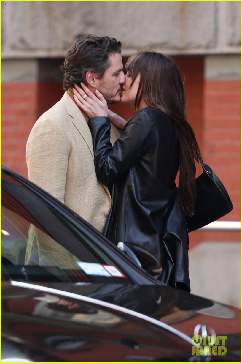 Dakota Johnson & Pedro Pascal Film Steamy Kissing Scene for 'Materialists' in NYC: Photo 5039441 ...