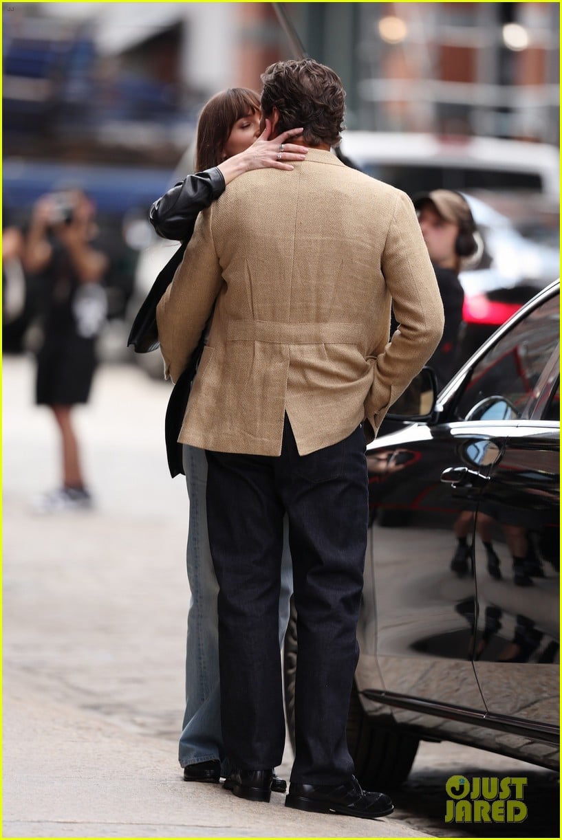 Dakota Johnson & Pedro Pascal Film Steamy Kissing Scene for 'Materialists' in NYC: Photo 5039444 ...
