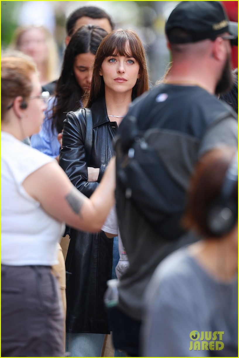 Dakota Johnson & Pedro Pascal Film Steamy Kissing Scene for 'Materialists' in NYC: Photo 5039449 ...