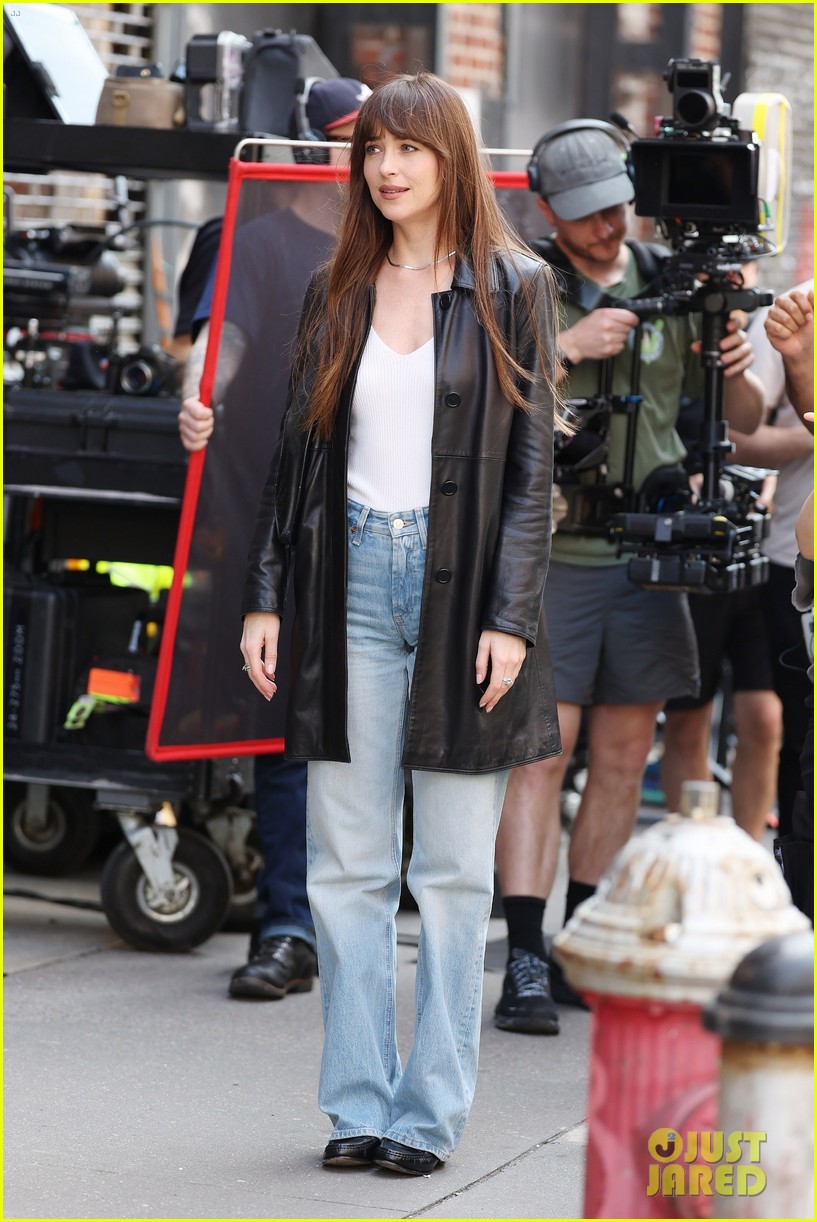 Dakota Johnson & Pedro Pascal Film Steamy Kissing Scene for 'Materialists' in NYC: Photo 5039454 ...