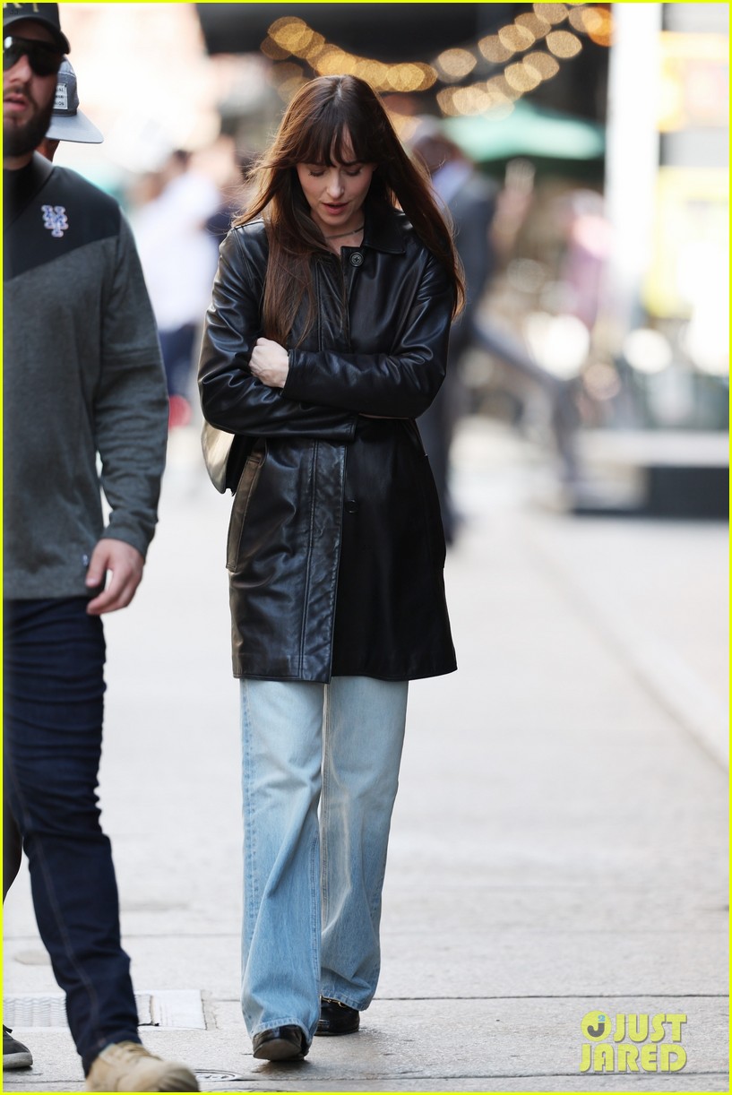 Dakota Johnson & Pedro Pascal Film Steamy Kissing Scene for 'Materialists' in NYC: Photo 5039478 ...