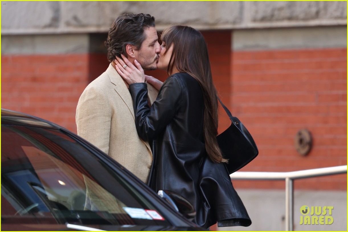 Dakota Johnson & Pedro Pascal Film Steamy Kissing Scene for 'Materialists' in NYC: Photo 5039486 ...