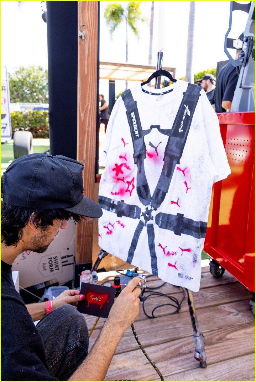 Rihanna Rocks Bubblegum Pink Hair While Supporting A$AP Rocky at Puma ...