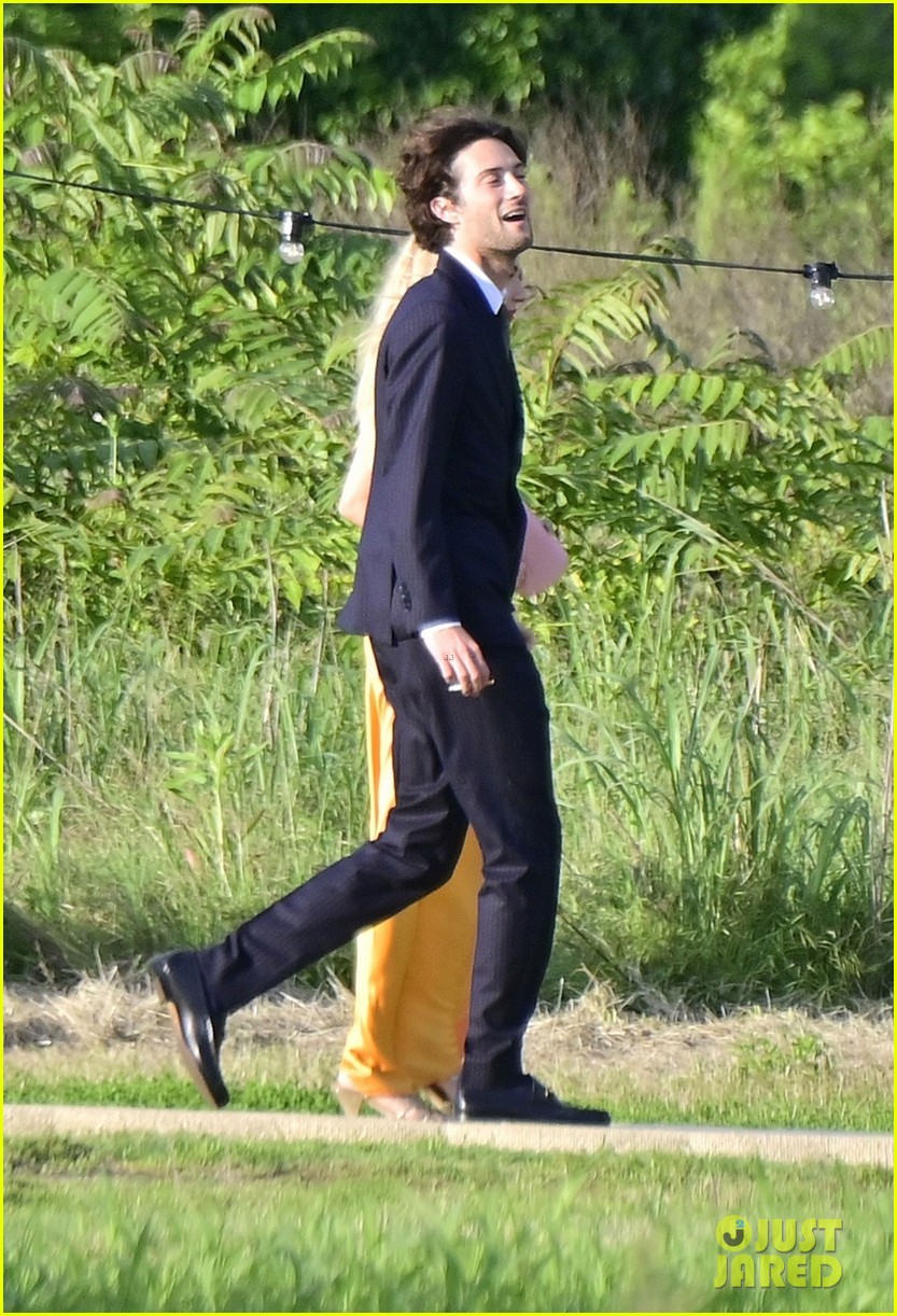 Sienna Miller & Partner Oli Green Attend a Friend's Wedding in Italy ...