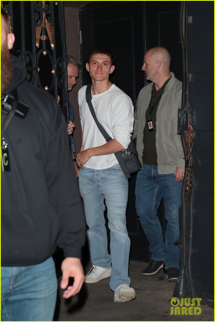 Tom Holland Greets Fans Coming to See Him in 'Romeo & Juliet': Photo ...