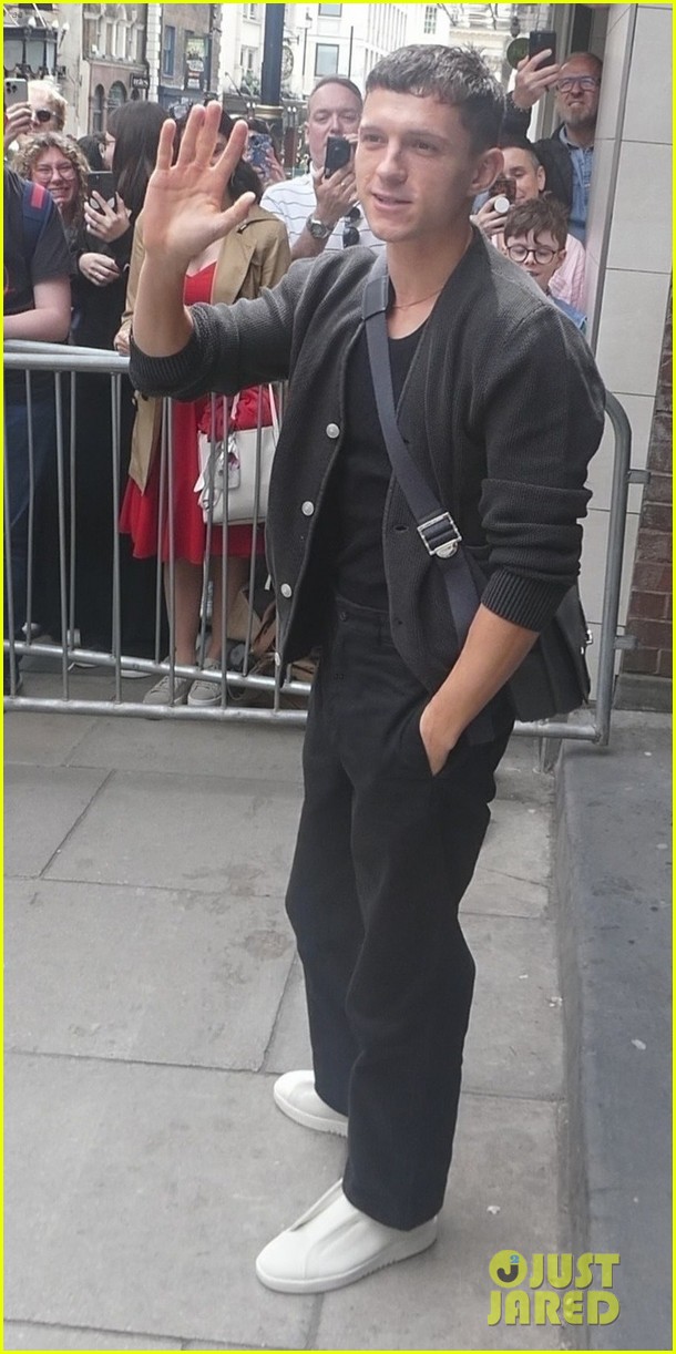Tom Holland Greets Fans Coming to See Him in 'Romeo & Juliet': Photo ...