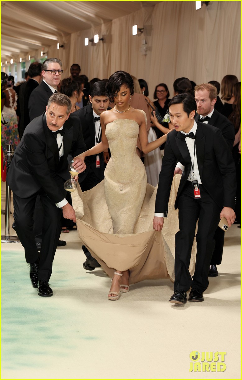 Watch Tyla's Sand Gown Get Cut Into a Mini-Dress During Met Gala 2024 ...