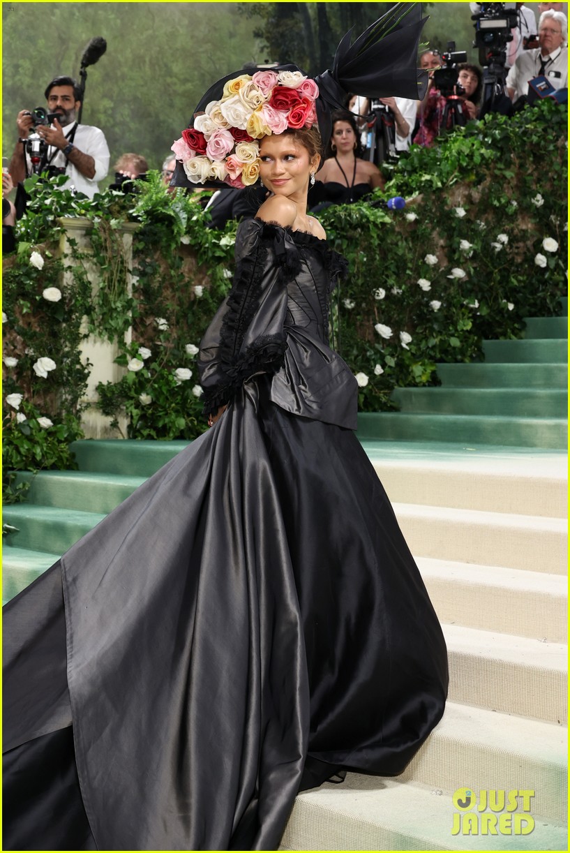 Zendaya Wears Bouquet of Flowers On Her Head for Second Look at Met ...