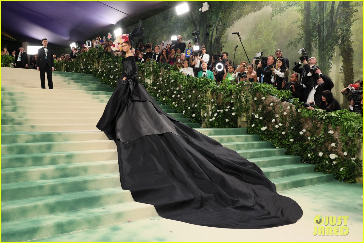 Zendaya Wears Bouquet of Flowers On Her Head for Second Look at Met ...