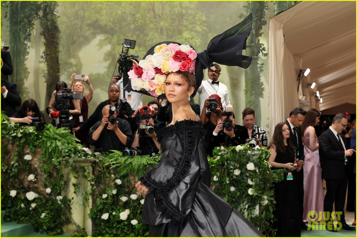 Zendaya Wears Bouquet of Flowers On Her Head for Second Look at Met ...