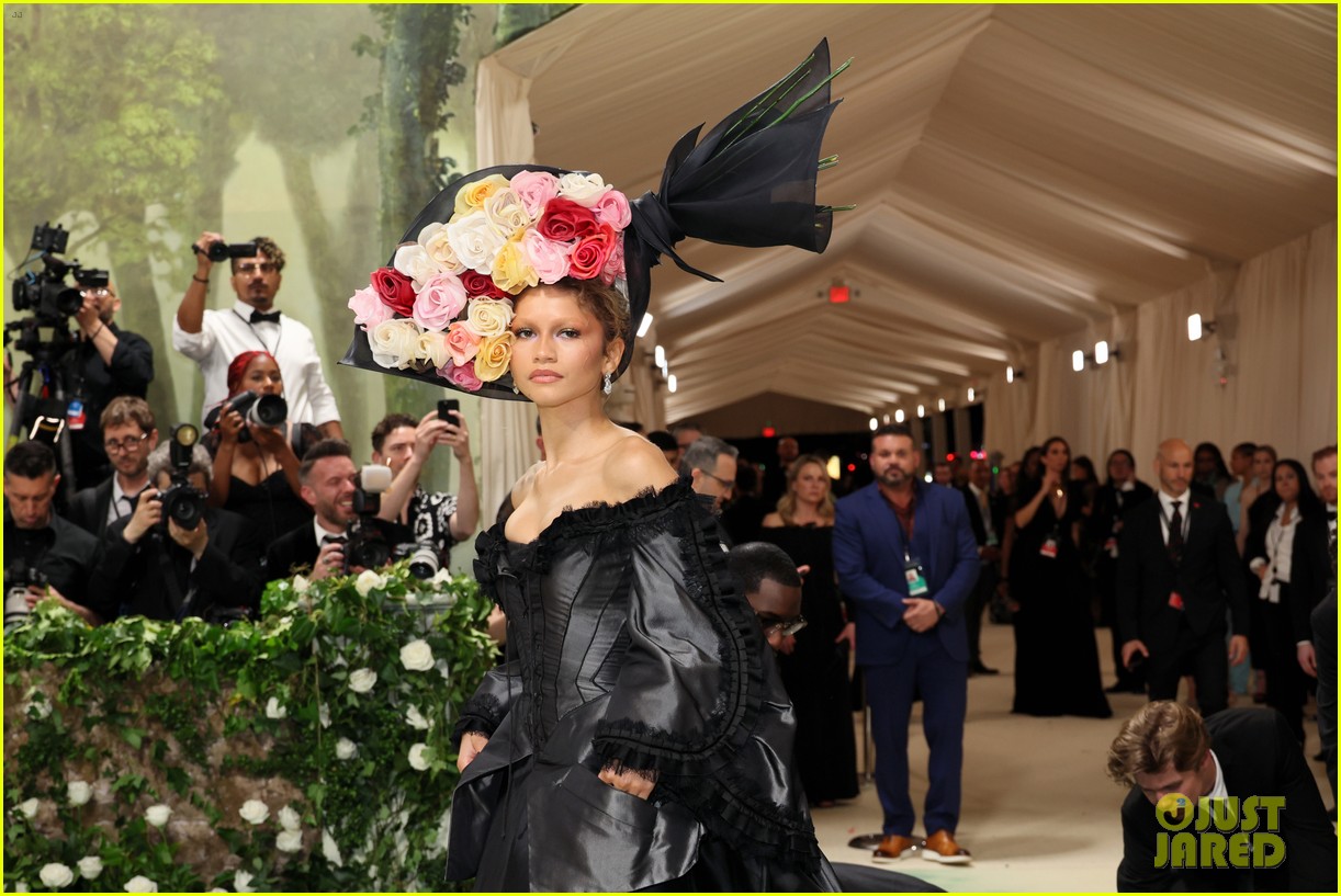 Zendaya Wears Bouquet of Flowers On Her Head for Second Look at Met ...