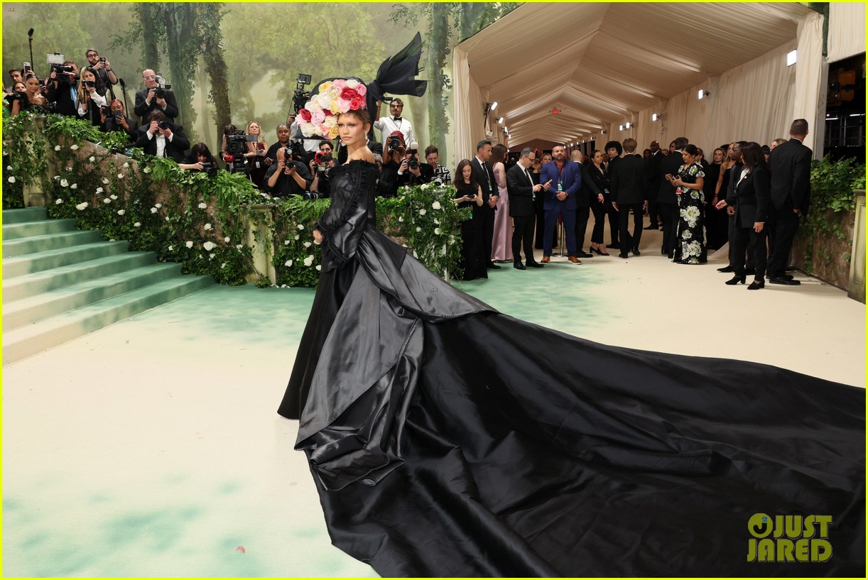 Zendaya Wears Bouquet of Flowers On Her Head for Second Look at Met ...