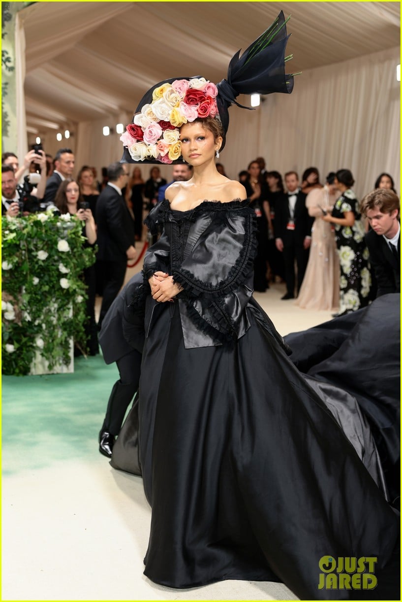 Zendaya Wears Bouquet of Flowers On Her Head for Second Look at Met ...