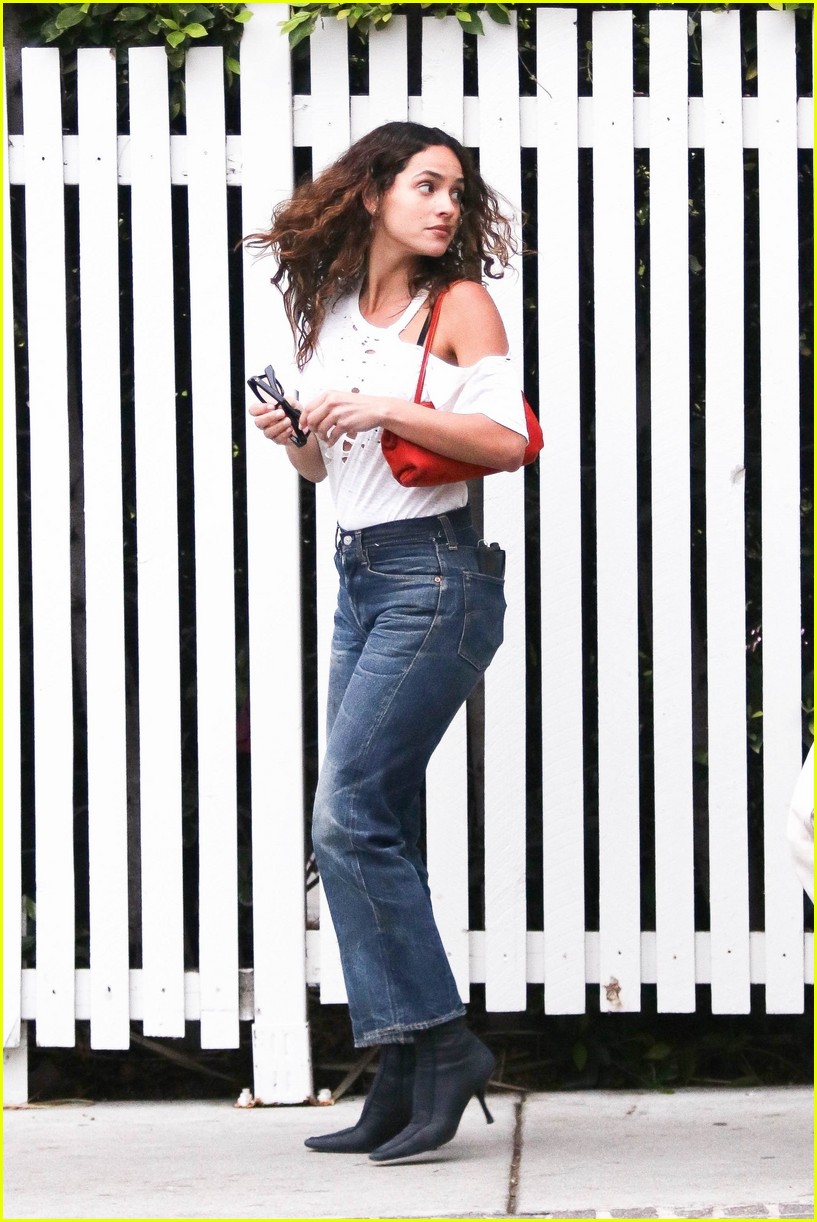 Adria Arjona Supports Boyfriend Jason Momoa at His Performance in Santa ...