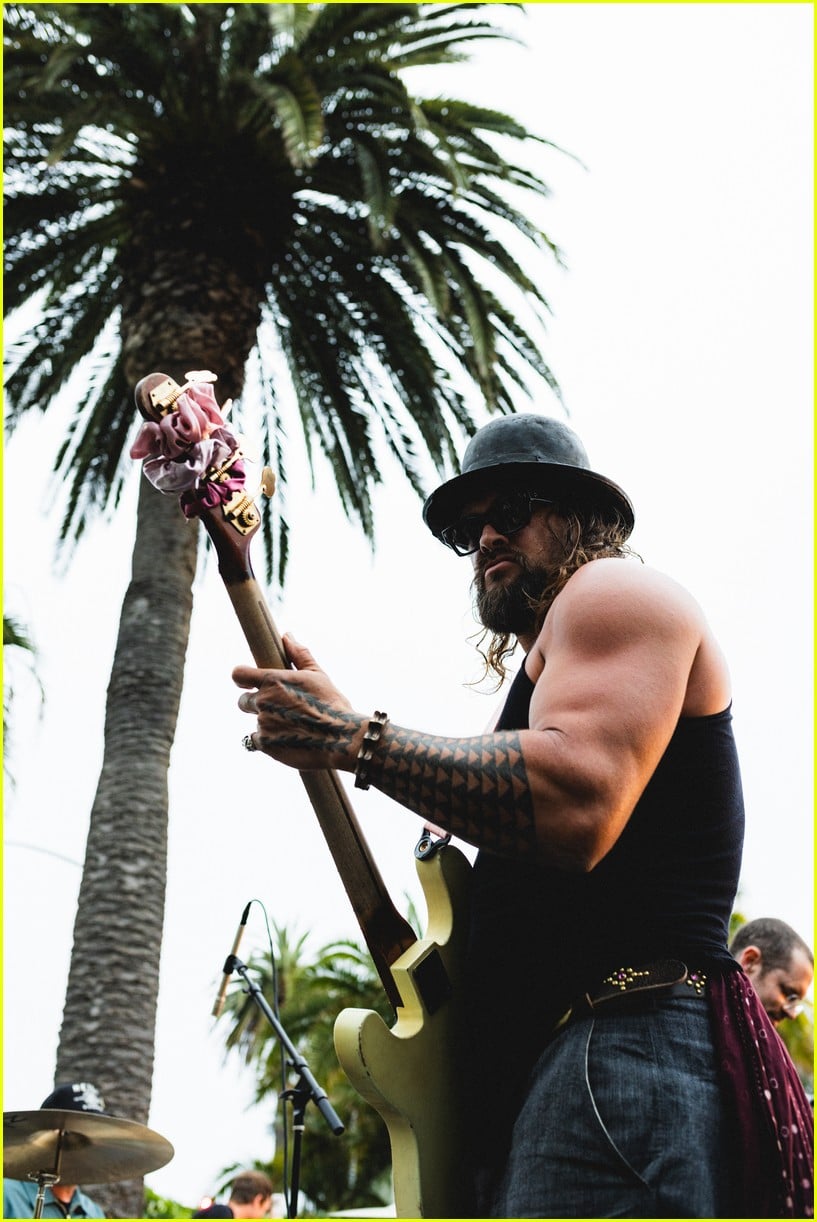 Adria Arjona Supports Boyfriend Jason Momoa at His Performance in Santa ...