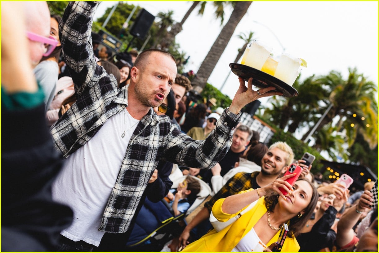 Adria Arjona Supports Boyfriend Jason Momoa at His Performance in Santa ...