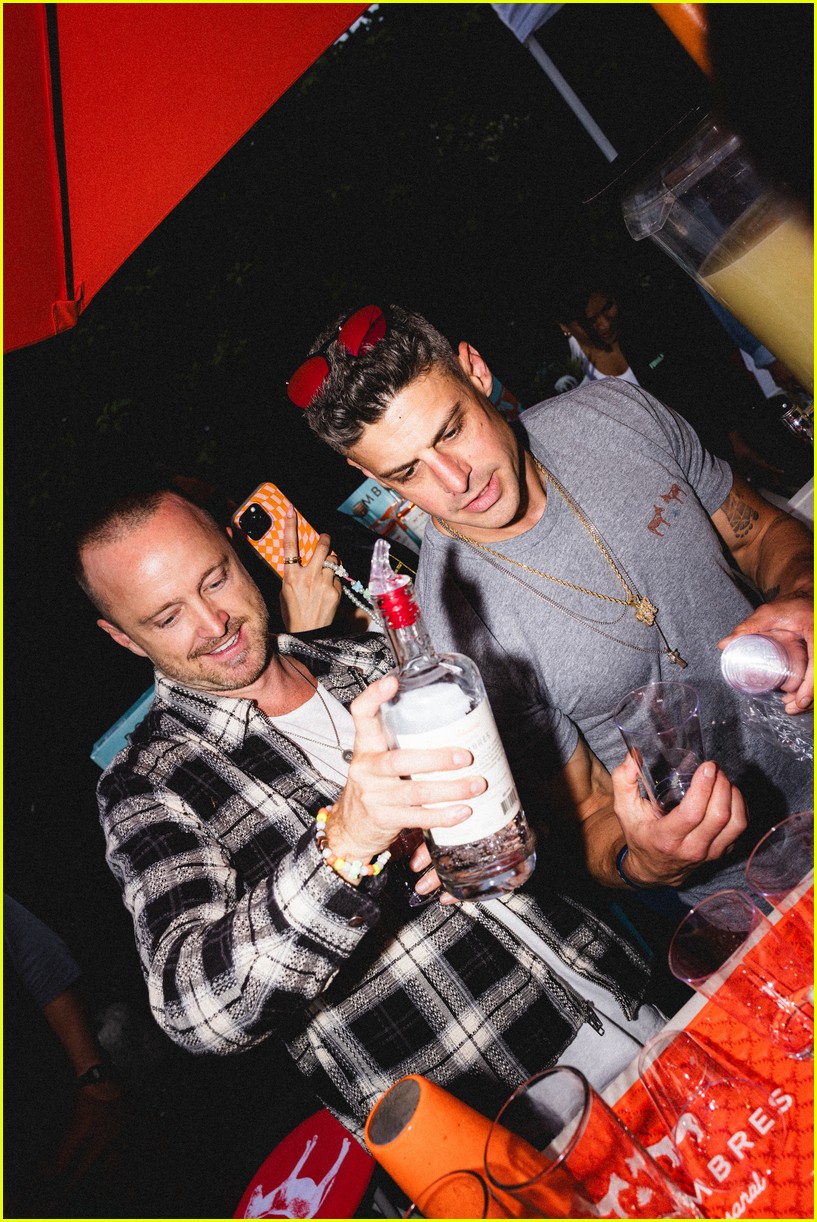 Adria Arjona Supports Boyfriend Jason Momoa at His Performance in Santa ...