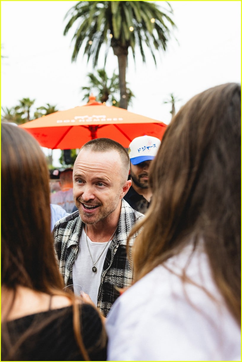 Adria Arjona Supports Boyfriend Jason Momoa at His Performance in Santa ...