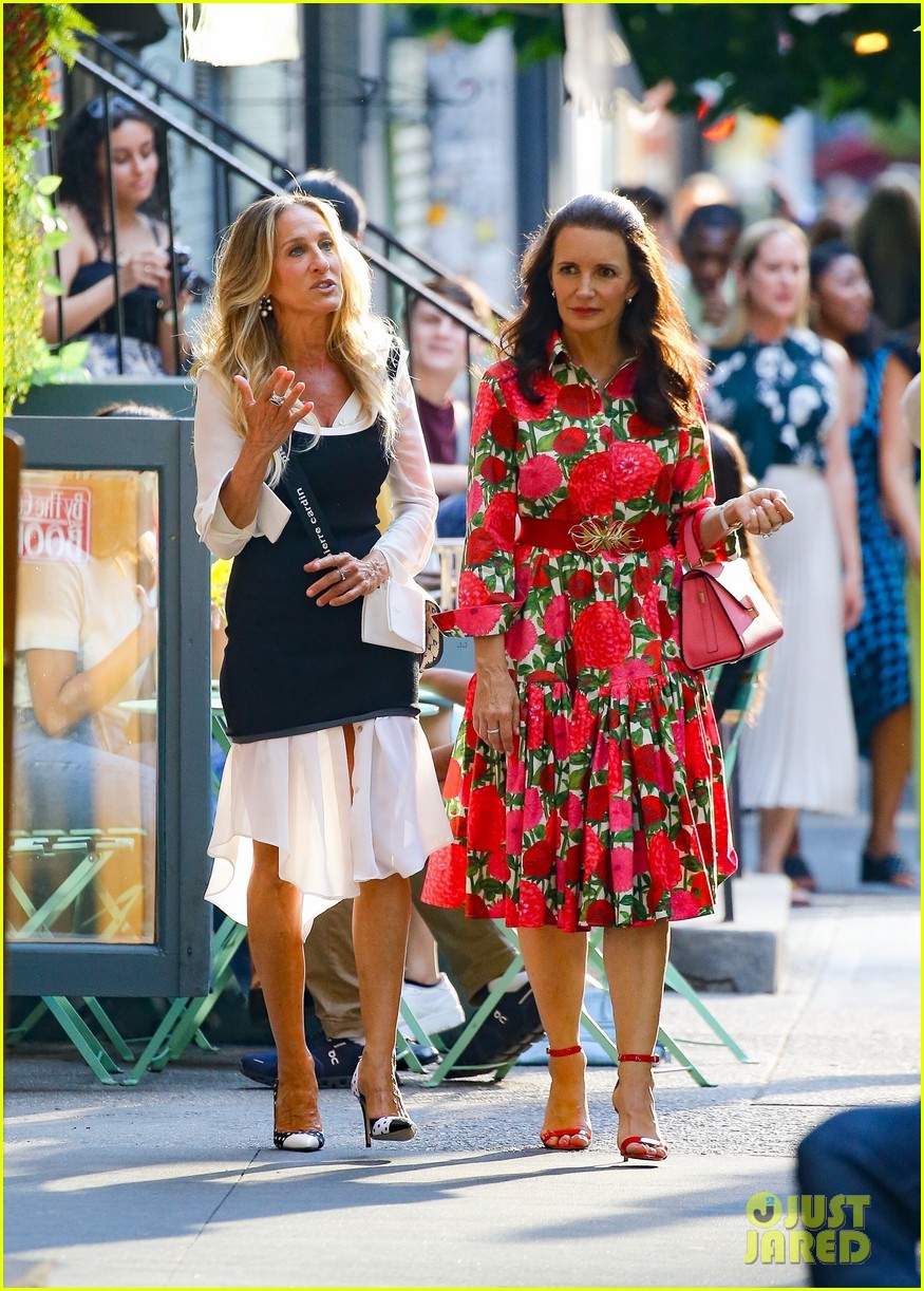 Sarah Jessica Parker & Kristin Davis Look So Chic on Set of 'And Just ...