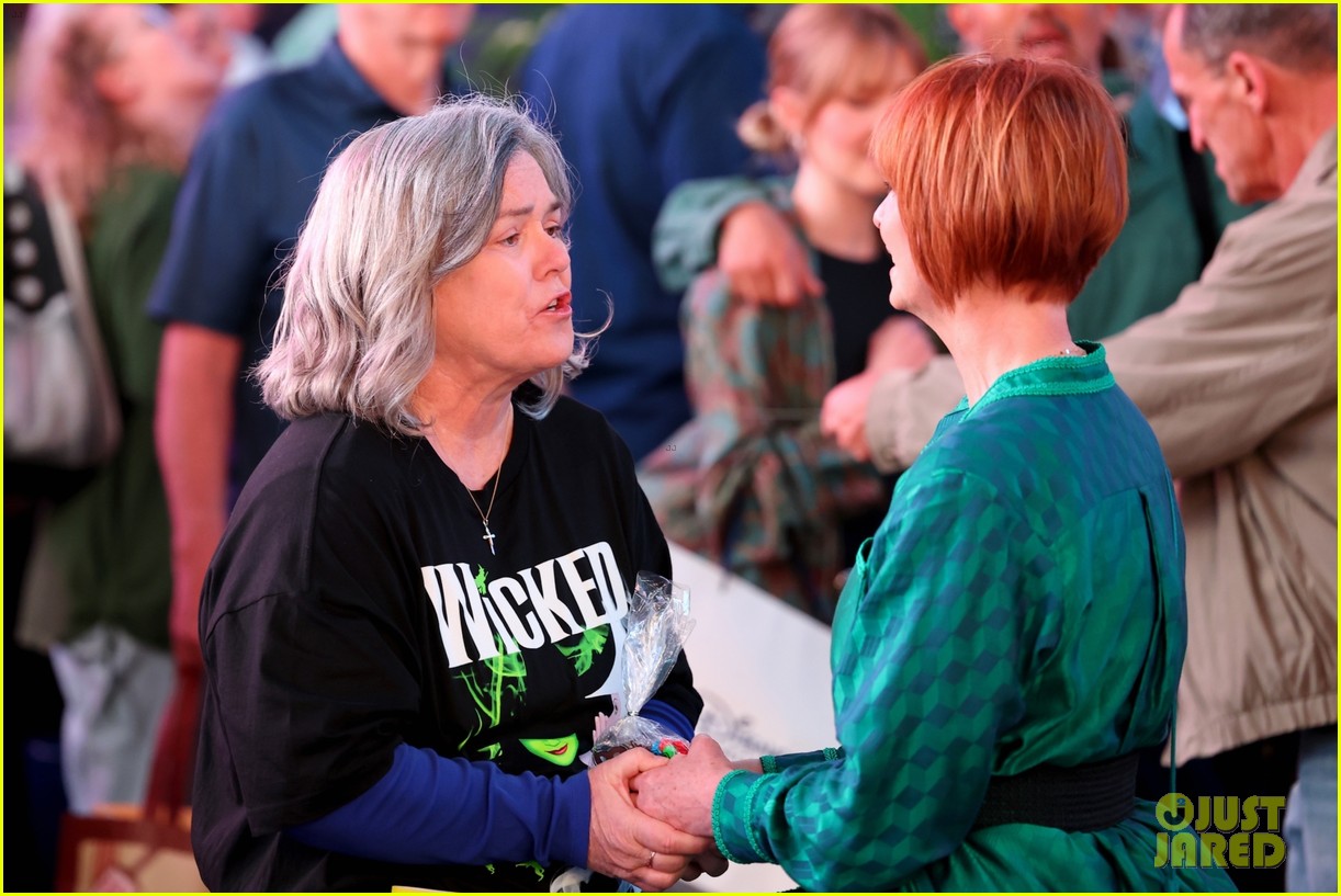 Cynthia Nixon & Rosie O'Donnell (In a 'Wicked' Shirt!) Film 'And Just ...
