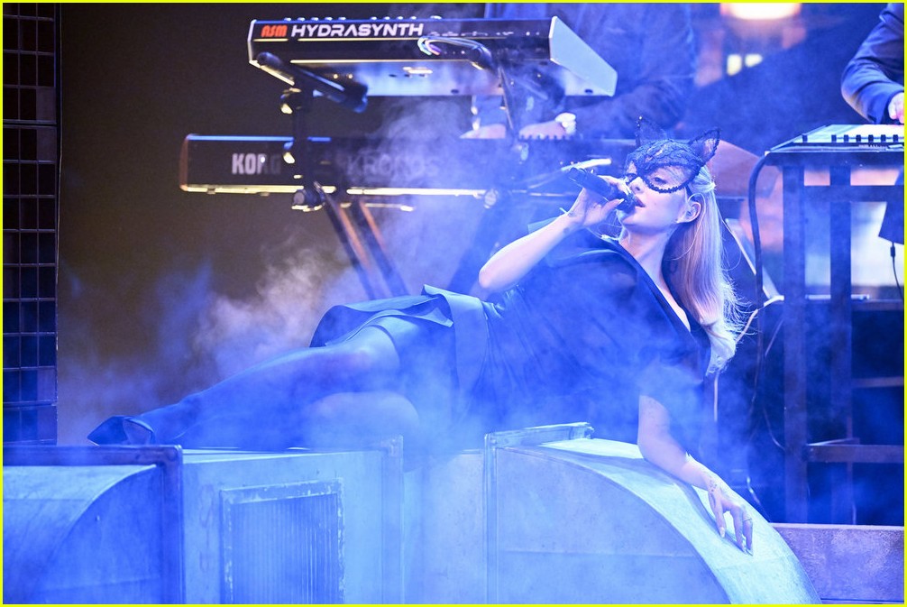 Watch Ariana Grande Perform 'The Boy is Mine' on 'Fallon,' Singer Talks ...