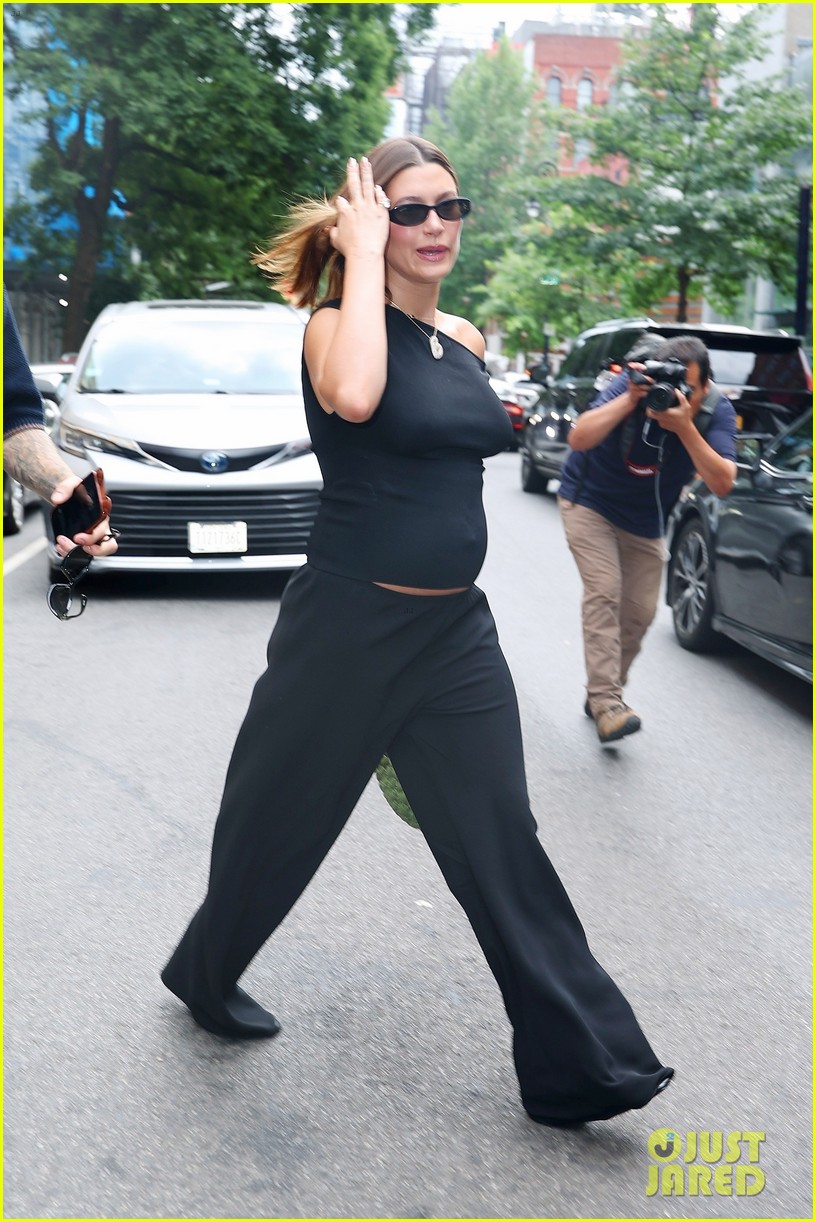 Justin Bieber & Pregnant Wife Hailey Step Out for Lunch in NYC: Photo ...
