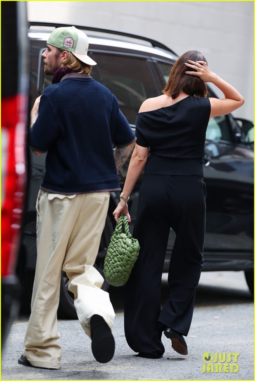 Justin Bieber & Pregnant Wife Hailey Step Out for Lunch in NYC: Photo ...
