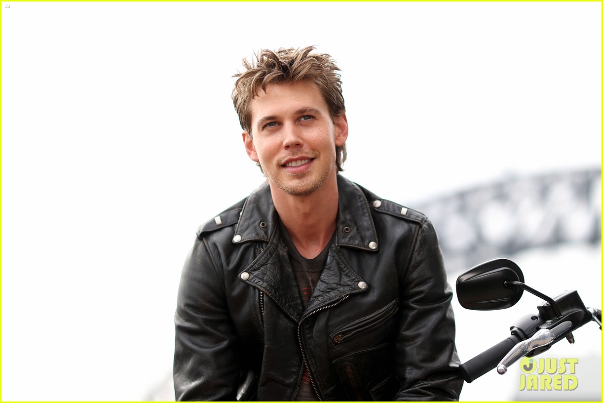 Austin Butler Poses with Motorcycle at 'The Bikeriders' Press Event in ...