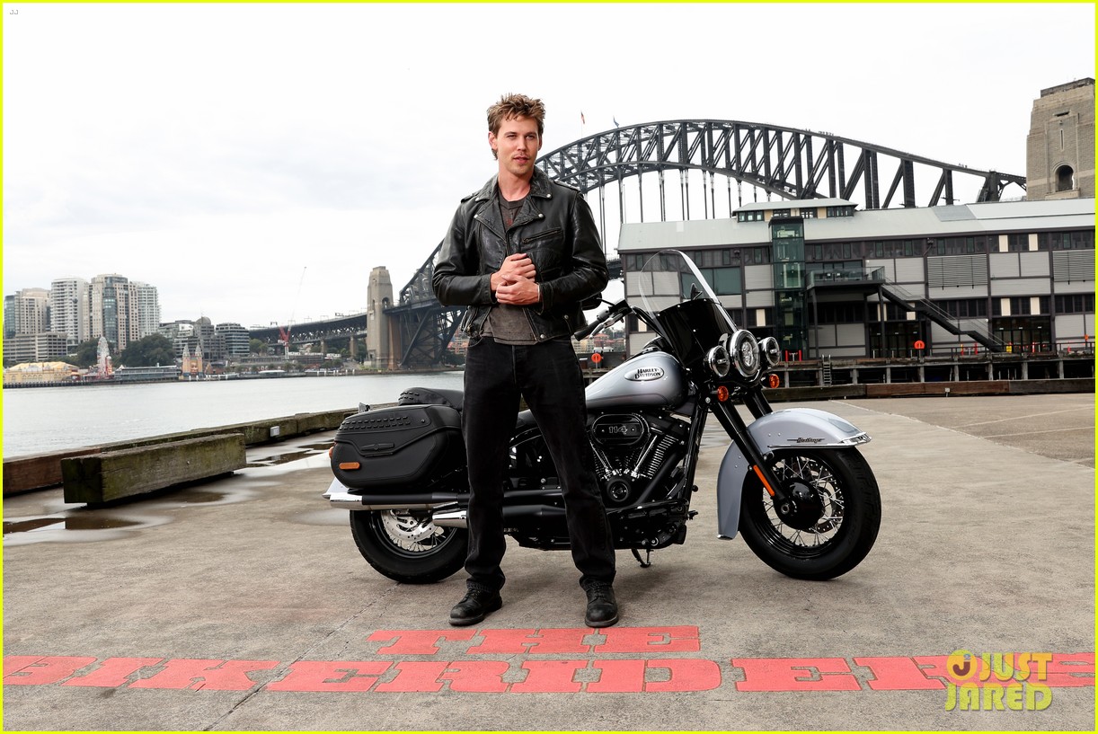 Austin Butler Poses with Motorcycle at 'The Bikeriders' Press Event in ...