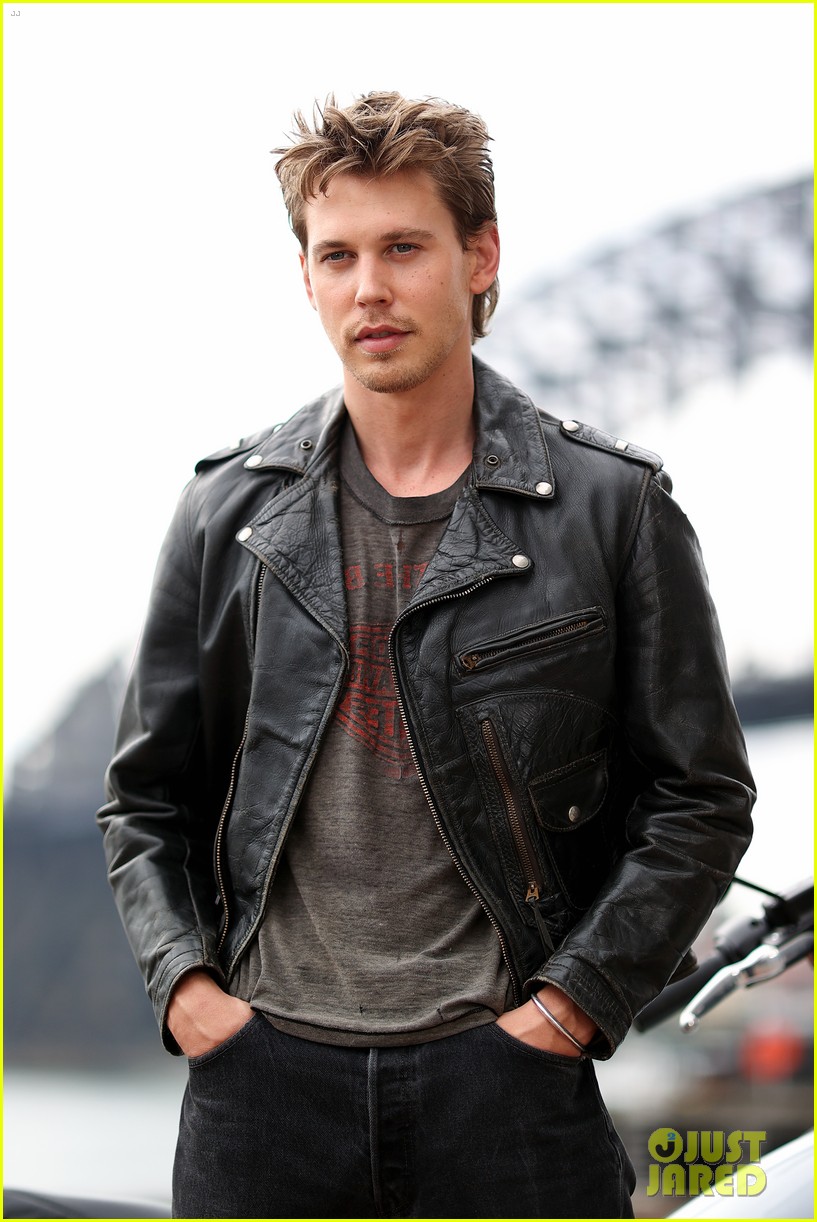 Austin Butler Poses with Motorcycle at 'The Bikeriders' Press Event in ...