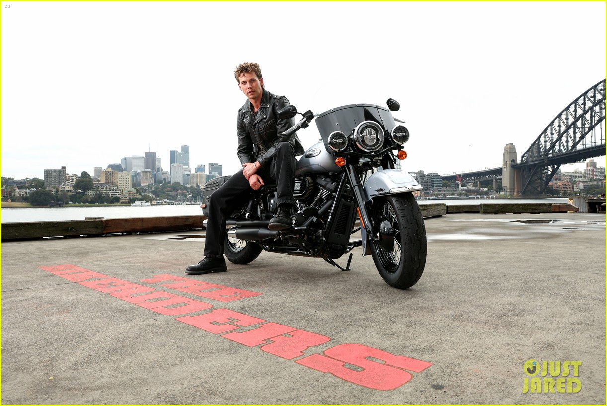 Austin Butler Poses with Motorcycle at 'The Bikeriders' Press Event in ...