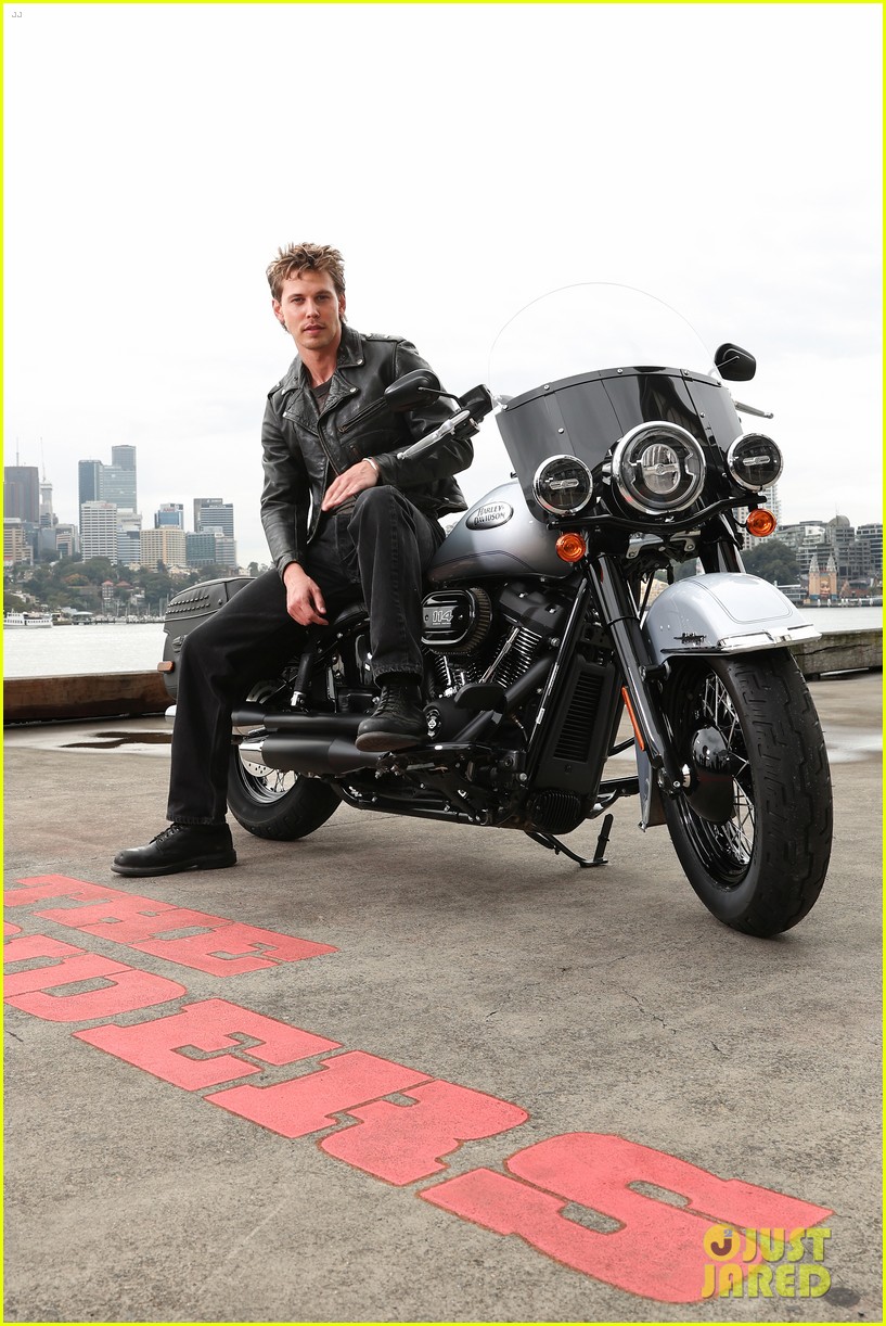 Austin Butler Poses with Motorcycle at 'The Bikeriders' Press Event in ...