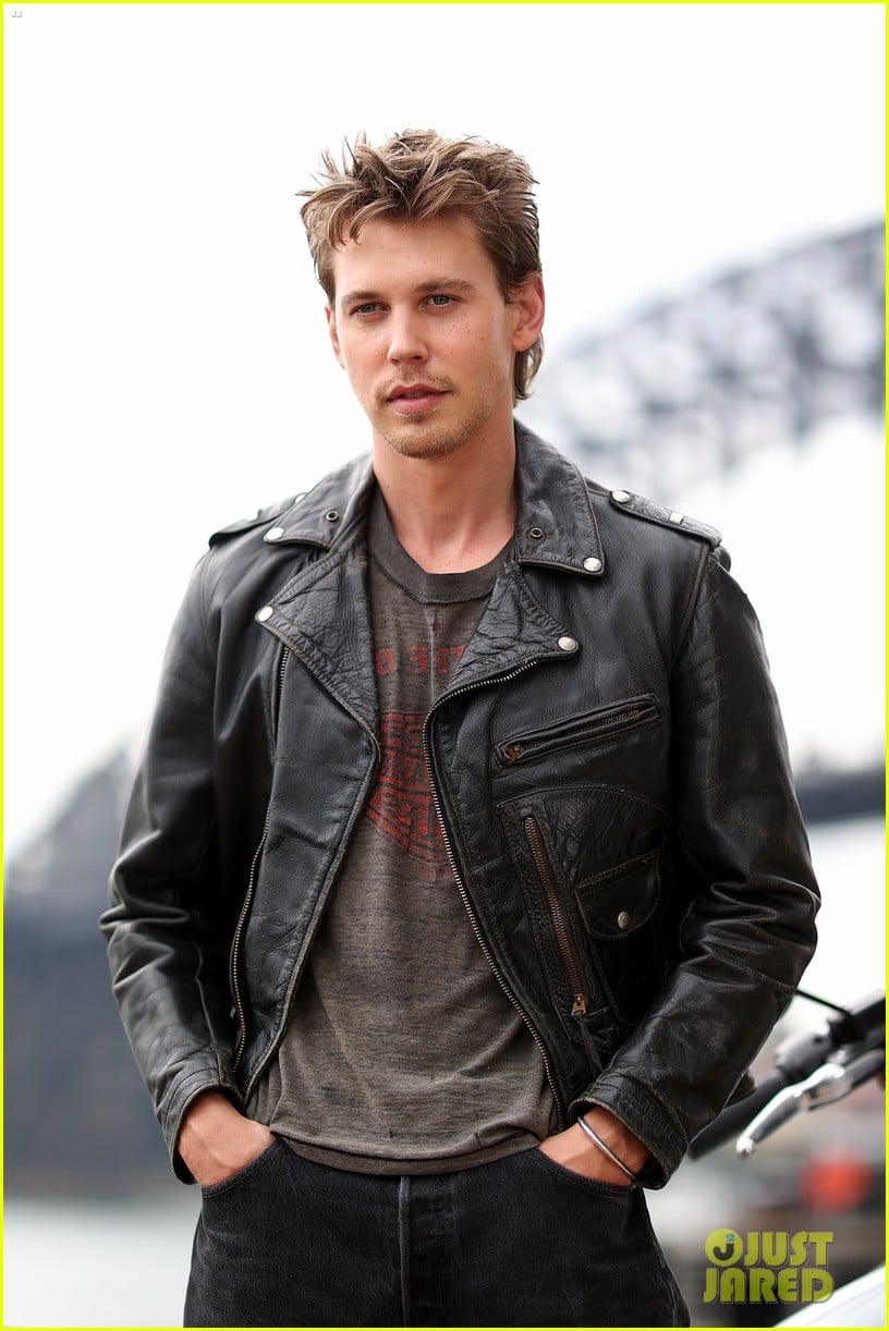 Austin Butler Poses with Motorcycle at 'The Bikeriders' Press Event in ...
