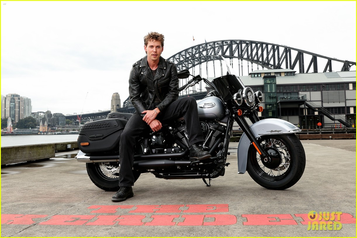Austin Butler Poses with Motorcycle at 'The Bikeriders' Press Event in ...